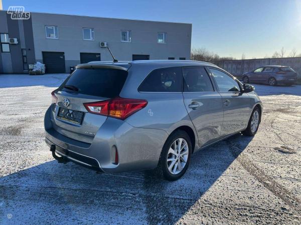 Grey Toyota Auris 2013 in Siauliai, with an engine capacity of 1.40 L and mileage of 168 thousand km for 6700 €, photo 5 on AUTOMOTO.COM.LV
