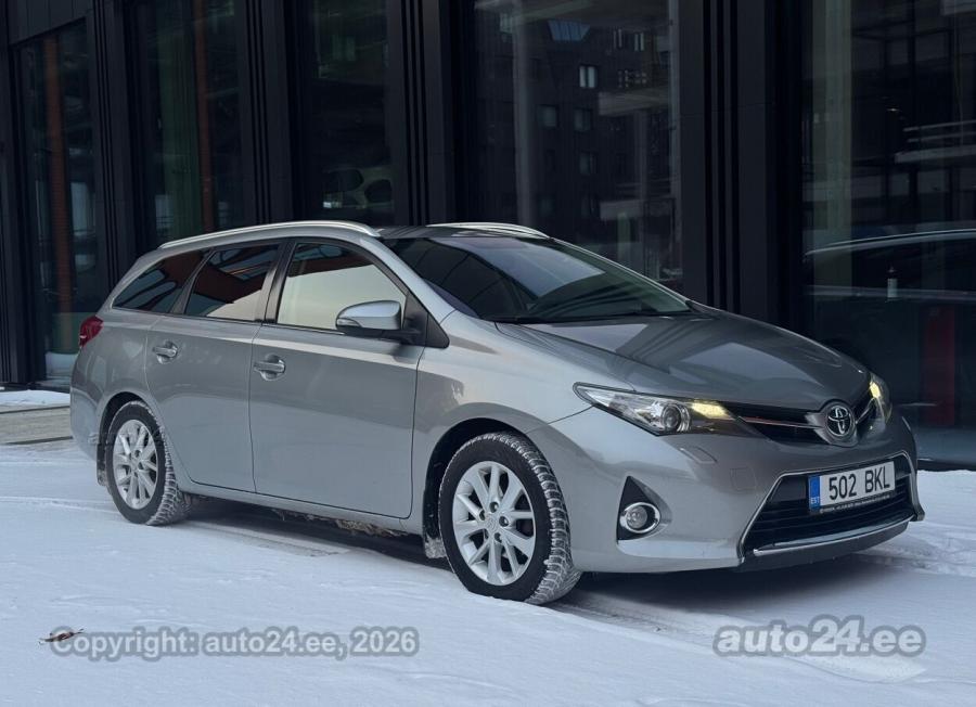 Pelēks Toyota Auris 2013 Tallina, ar dzinēja tilpumu 1.60 L un nobraukumu 169 tūkst. km par 5900 €, foto 4 vietnē AUTOMOTO.COM.LV
