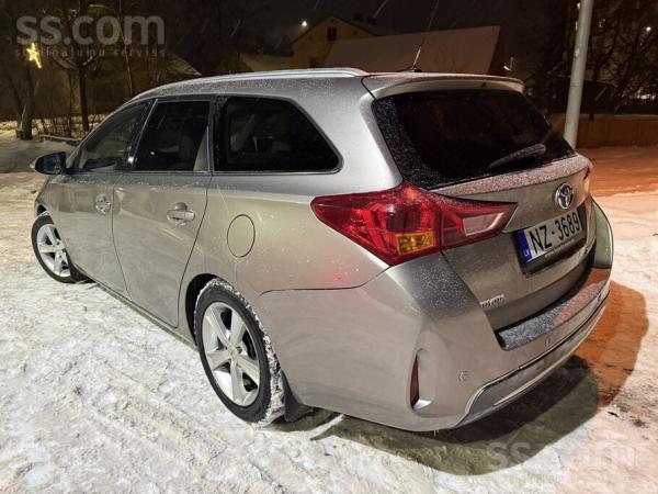 Grey Toyota Auris 2013 in Ventspils, with an engine capacity of 1.80 L and mileage of 293 thousand km for 7900 €, photo 2 on AUTOMOTO.COM.LV