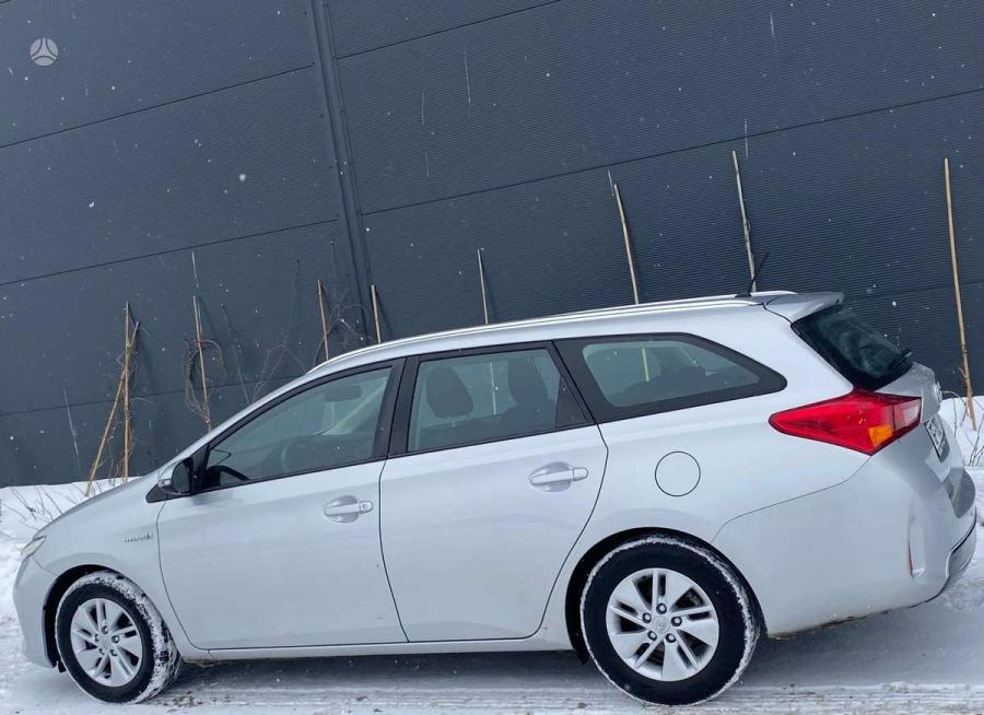Grey Toyota Auris 2013 in Vilnius, with an engine capacity of 1.80 L and mileage of 225 thousand km for 8900 €, photo 3 on AUTOMOTO.COM.LV