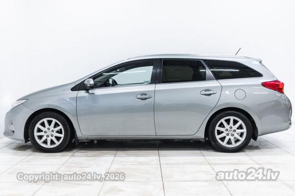 Pelēks Toyota Auris 2013 Tallina, ar dzinēja tilpumu 1.60 L un nobraukumu 152 tūkst. km par 7999 €, foto 2 vietnē AUTOMOTO.COM.LV