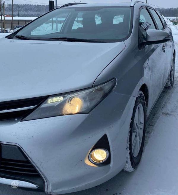 Pelēks Toyota Auris 2013 Viļņa, ar dzinēja tilpumu 1.80 L un nobraukumu 225 tūkst. km par 8900 €, foto 5 vietnē AUTOMOTO.COM.LV