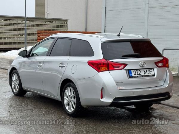 Grey Toyota Auris 2013 in Tallinn, with an engine capacity of 1.60 L and mileage of 166 thousand km for 7900 €, photo 4 on AUTOMOTO.COM.LV
