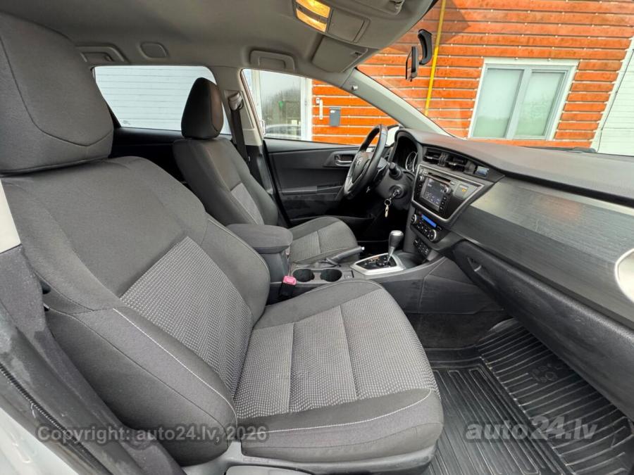 Pelēks Toyota Auris 2013 Tallina, ar dzinēja tilpumu 1.60 L un nobraukumu 166 tūkst. km par 7900 €, foto 5 vietnē AUTOMOTO.COM.LV