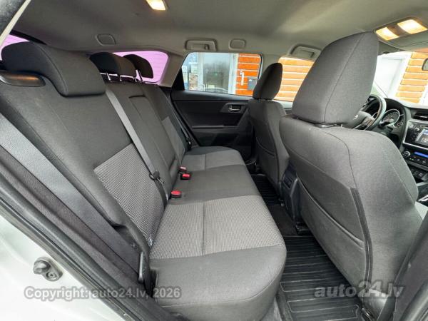 Grey Toyota Auris 2013 in Tallinn, with an engine capacity of 1.60 L and mileage of 166 thousand km for 7900 €, photo 6 on AUTOMOTO.COM.LV