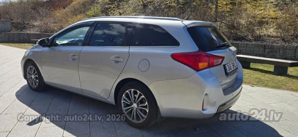 Pelēks Toyota Auris 2013 Rakvere, ar dzinēja tilpumu 1.60 L un nobraukumu 177 tūkst. km par 7300 €, foto 3 vietnē AUTOMOTO.COM.LV