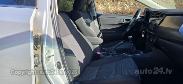 Pelēks Toyota Auris 2013 Rakvere, ar dzinēja tilpumu 1.60 L un nobraukumu 177 tūkst. km par 7300 €, foto 6 vietnē AUTOMOTO.COM.LV