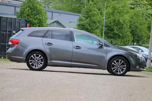 Pelēks Toyota Auris 2013 Rīga, ar dzinēja tilpumu 2.00 L un nobraukumu 221 tūkst. km par 6990 €, foto 4 vietnē AUTOMOTO.COM.LV