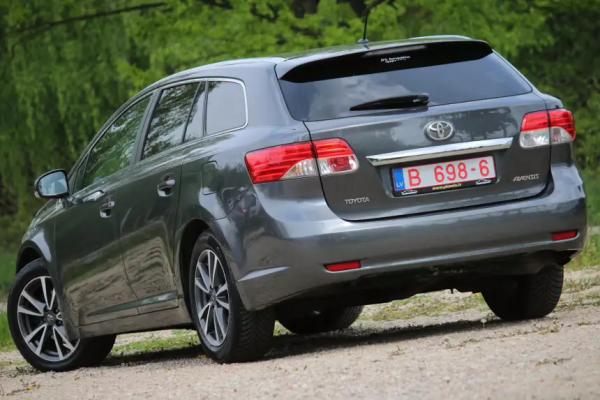 Pelēks Toyota Auris 2013 Rīga, ar dzinēja tilpumu 2.00 L un nobraukumu 221 tūkst. km par 6990 €, foto 5 vietnē AUTOMOTO.COM.LV