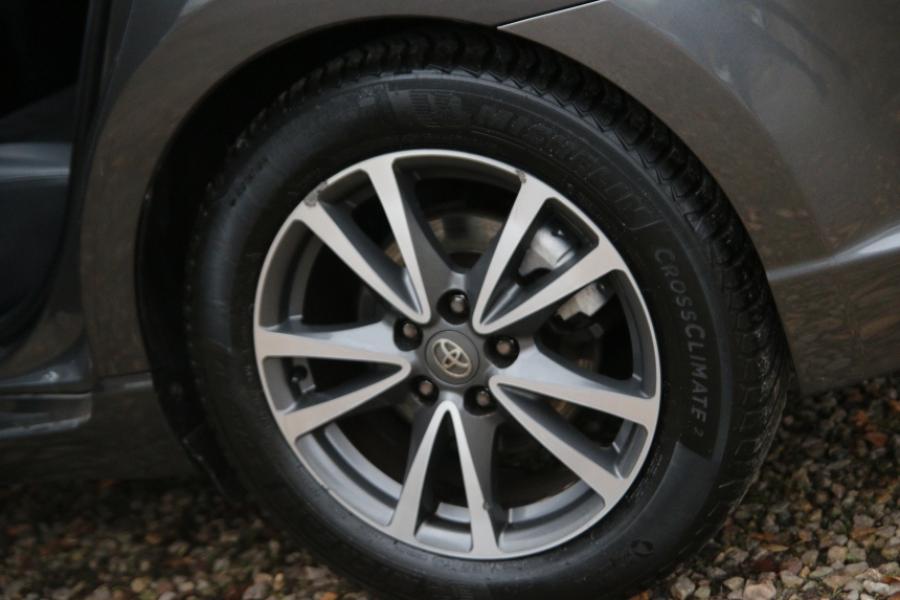 Pelēks Toyota Auris 2013 Rīga, ar dzinēja tilpumu 2.00 L un nobraukumu 221 tūkst. km par 6990 €, foto 34 vietnē AUTOMOTO.COM.LV