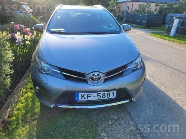 Pelēks Toyota Auris 2013 Jēkabpils, ar dzinēja tilpumu 1.40 L un nobraukumu 145 tūkst. km par 7000 €, foto 2 vietnē AUTOMOTO.COM.LV