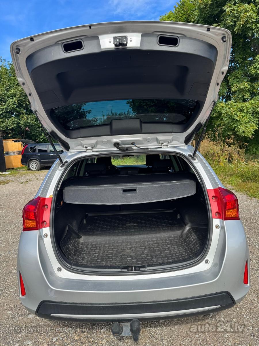 Grey Toyota Auris 2013 in Tallinn, with an engine capacity of 1.40 L and mileage of 191 thousand km for 6500 €, photo 14 on AUTOMOTO.COM.LV