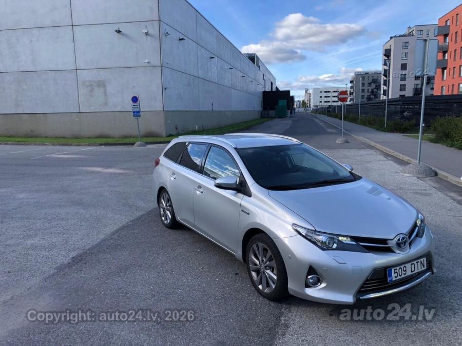 Pelēks Toyota Auris 2013 Tallina, ar dzinēja tilpumu 1.80 L un nobraukumu 266 tūkst. km par 5499 €, foto 3 vietnē AUTOMOTO.COM.LV