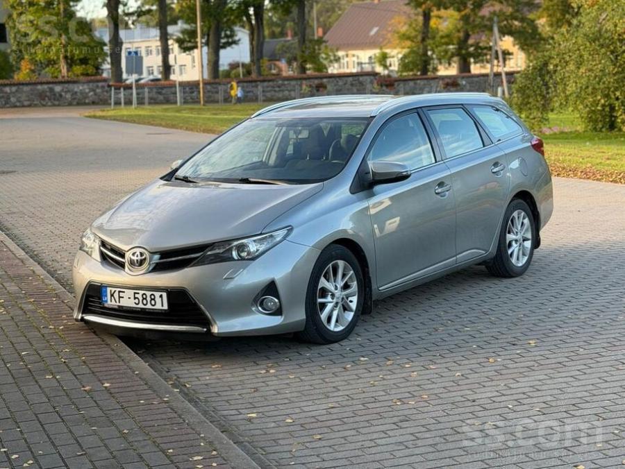 Grey Toyota Auris 2013 in Valmiera, with an engine capacity of 1.40 L and mileage of 147 thousand km for 8200 €, photo 1 on AUTOMOTO.COM.LV