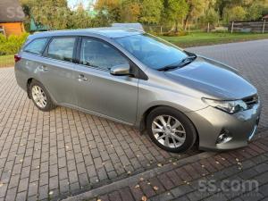 Grey Toyota Auris 2013 in Valmiera, with an engine capacity of 1.40 L and mileage of 147 thousand km for 8200 €, photo 3 on AUTOMOTO.COM.LV