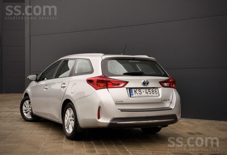 Pelēks Toyota Auris 2013 Rīga, ar dzinēja tilpumu 1.80 L un nobraukumu 191 tūkst. km par 7995 €, foto 4 vietnē AUTOMOTO.COM.LV