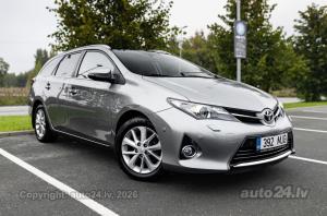Pelēks Toyota Auris 2013 Tallina, ar dzinēja tilpumu 1.60 L un nobraukumu 117 tūkst. km par 9999 €, foto  vietnē AUTOMOTO.COM.LV