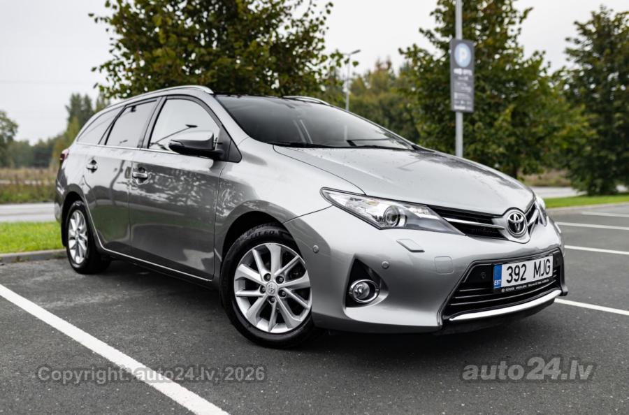 Pelēks Toyota Auris 2013 Tallina, ar dzinēja tilpumu 1.60 L un nobraukumu 117 tūkst. km par 9999 €, foto 1 vietnē AUTOMOTO.COM.LV
