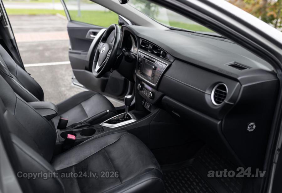 Pelēks Toyota Auris 2013 Tallina, ar dzinēja tilpumu 1.60 L un nobraukumu 117 tūkst. km par 9999 €, foto 13 vietnē AUTOMOTO.COM.LV