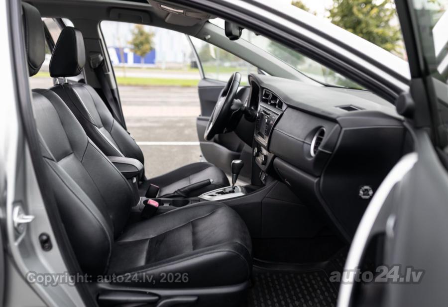 Pelēks Toyota Auris 2013 Tallina, ar dzinēja tilpumu 1.60 L un nobraukumu 117 tūkst. km par 9999 €, foto 16 vietnē AUTOMOTO.COM.LV