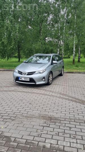 Pelēks Toyota Auris 2014 Rīga, ar dzinēja tilpumu 1.40 L un nobraukumu 190 tūkst. km par 3600 €, foto 1 vietnē AUTOMOTO.COM.LV