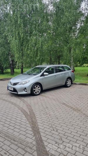 Pelēks Toyota Auris 2014 Rīga, ar dzinēja tilpumu 1.40 L un nobraukumu 190 tūkst. km par 3600 €, foto 2 vietnē AUTOMOTO.COM.LV