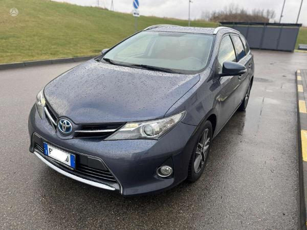 Grey Toyota Auris 2014 in Utena, with an engine capacity of 1.80 L and mileage of 250 thousand km for 7250 €, photo 1 on AUTOMOTO.COM.LV