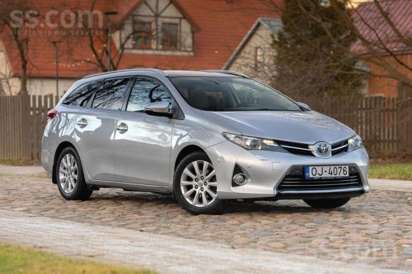 Grey Toyota Auris 2014 in Jelgava, with an engine capacity of 1.80 L and mileage of 255 thousand km for 10300 €, photo 2 on AUTOMOTO.COM.LV