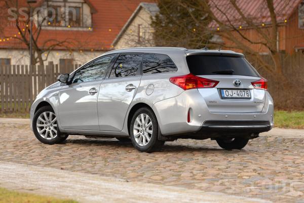 Grey Toyota Auris 2014 in Jelgava, with an engine capacity of 1.80 L and mileage of 255 thousand km for 10300 €, photo 4 on AUTOMOTO.COM.LV