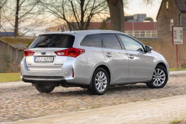 Grey Toyota Auris 2014 in Jelgava, with an engine capacity of 1.80 L and mileage of 255 thousand km for 10300 €, photo 5 on AUTOMOTO.COM.LV
