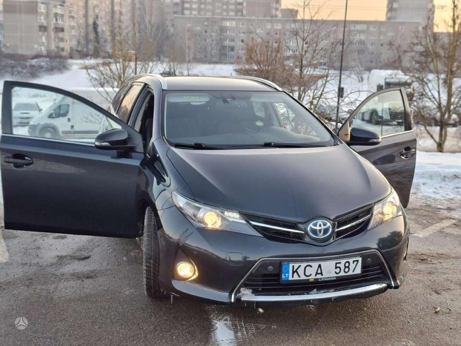 Grey Toyota Auris 2014 in Vilnius, with an engine capacity of 1.80 L and mileage of 199 thousand km for 8650 €, photo 2 on AUTOMOTO.COM.LV