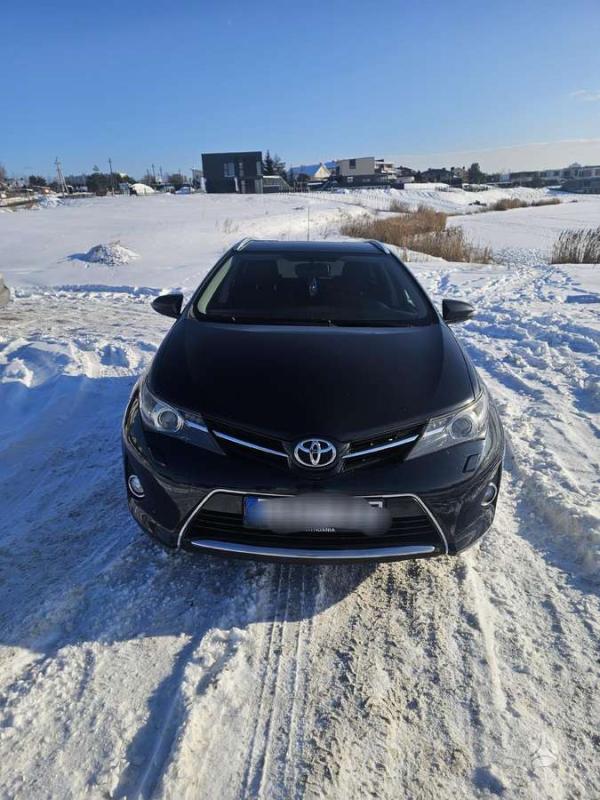 Grey Toyota Auris 2014 in Vilnius, with an engine capacity of 1.60 L and mileage of 280 thousand km for 6900 €, photo 1 on AUTOMOTO.COM.LV