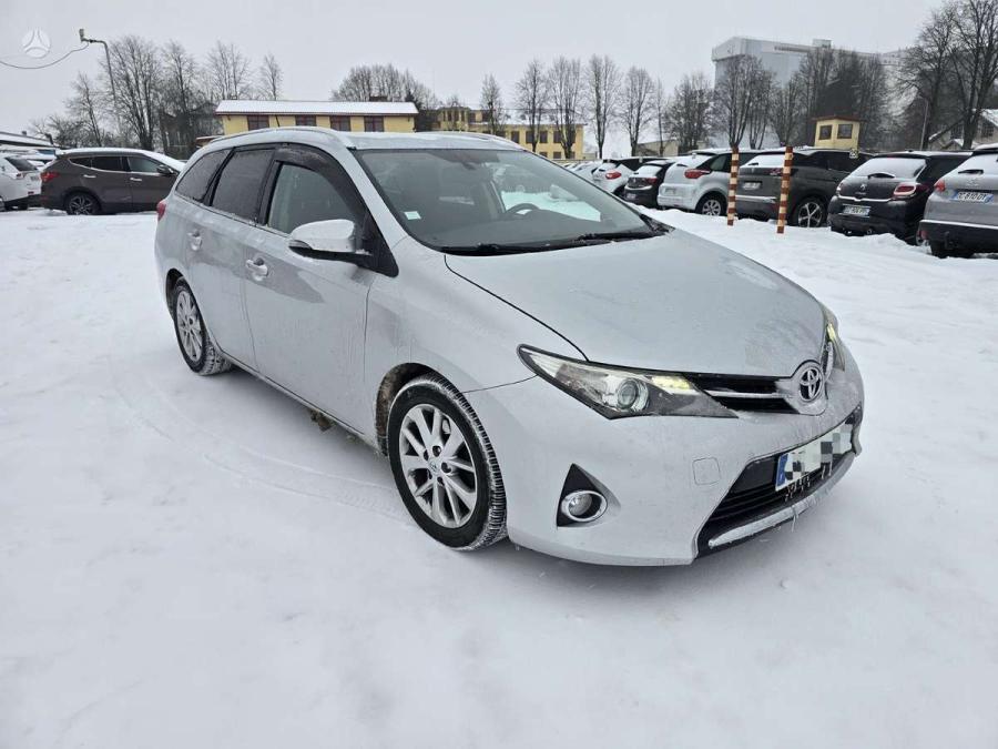 Grey Toyota Auris 2014 in Taurage, with an engine capacity of 2.00 L and mileage of 189 thousand km for 5700 €, photo 1 on AUTOMOTO.COM.LV