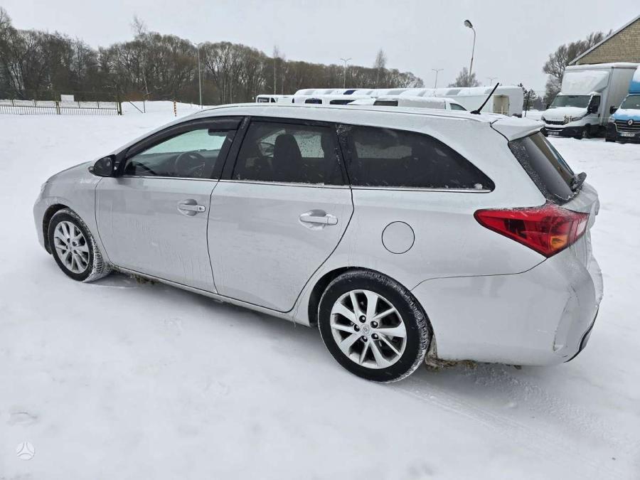 Grey Toyota Auris 2014 in Taurage, with an engine capacity of 2.00 L and mileage of 189 thousand km for 5700 €, photo 4 on AUTOMOTO.COM.LV