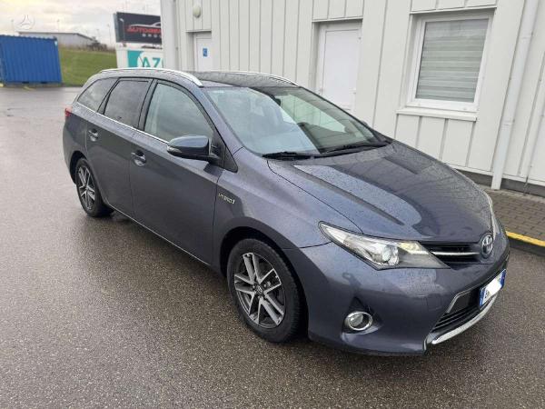 Grey Toyota Auris 2014 in Utena, with an engine capacity of 1.80 L and mileage of 252 thousand km for 7300 €, photo 1 on AUTOMOTO.COM.LV