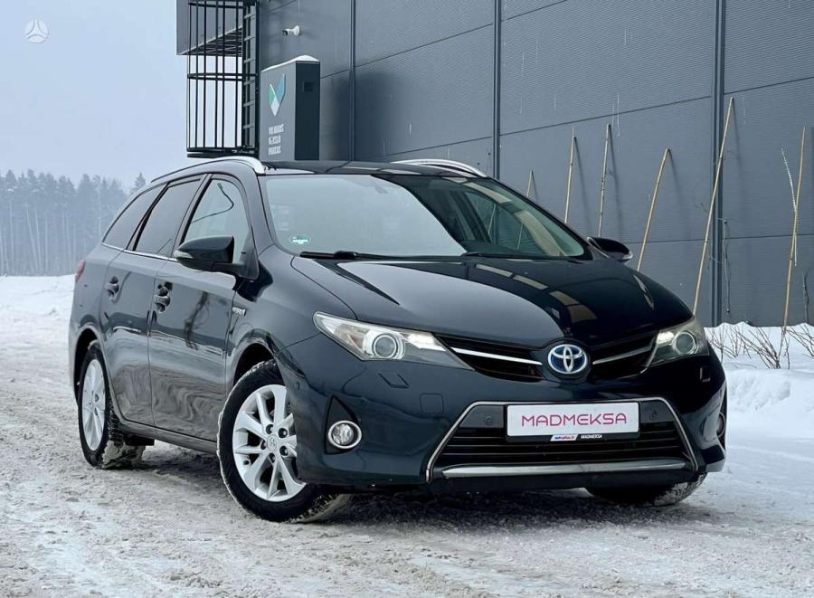 Grey Toyota Auris 2014 in Vilnius, with an engine capacity of 1.80 L and mileage of 265 thousand km for 8290 €, photo 1 on AUTOMOTO.COM.LV