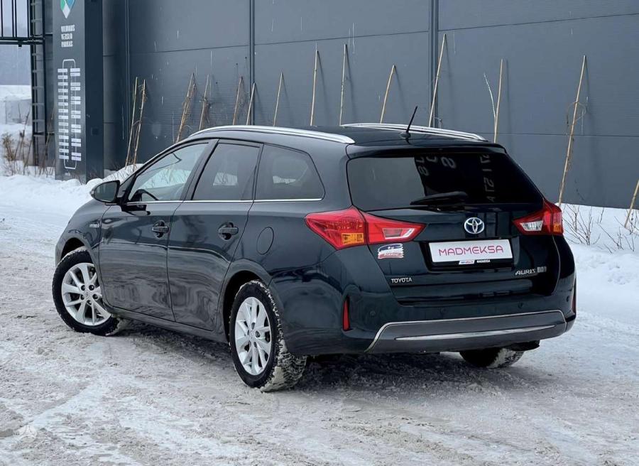 Grey Toyota Auris 2014 in Vilnius, with an engine capacity of 1.80 L and mileage of 265 thousand km for 8290 €, photo 2 on AUTOMOTO.COM.LV