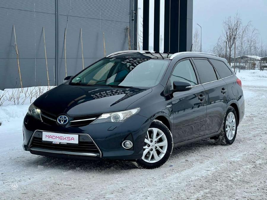 Grey Toyota Auris 2014 in Vilnius, with an engine capacity of 1.80 L and mileage of 265 thousand km for 8290 €, photo 3 on AUTOMOTO.COM.LV
