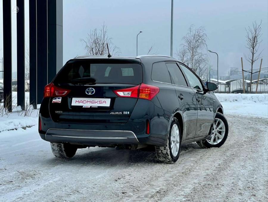 Grey Toyota Auris 2014 in Vilnius, with an engine capacity of 1.80 L and mileage of 265 thousand km for 8290 €, photo 4 on AUTOMOTO.COM.LV