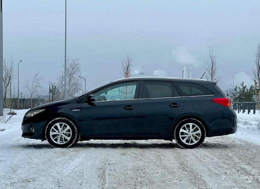 Grey Toyota Auris 2014 in Vilnius, with an engine capacity of 1.80 L and mileage of 265 thousand km for 8290 €, photo 5 on AUTOMOTO.COM.LV