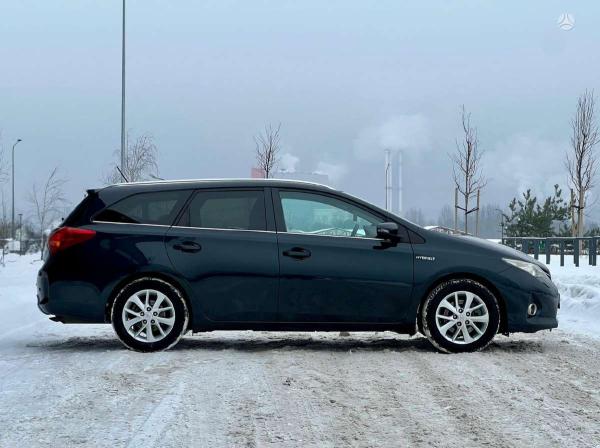 Grey Toyota Auris 2014 in Vilnius, with an engine capacity of 1.80 L and mileage of 265 thousand km for 8290 €, photo 6 on AUTOMOTO.COM.LV