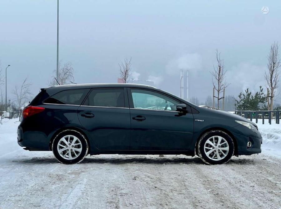 Grey Toyota Auris 2014 in Vilnius, with an engine capacity of 1.80 L and mileage of 265 thousand km for 8290 €, photo 6 on AUTOMOTO.COM.LV