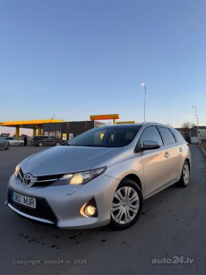 Pelēks Toyota Auris 2014 Tallina, ar dzinēja tilpumu 1.60 L un nobraukumu 213 tūkst. km par 7599 €, foto  vietnē AUTOMOTO.COM.LV