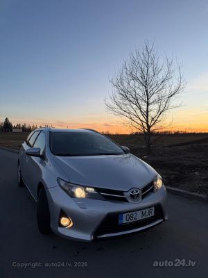 Grey Toyota Auris 2014 in Tallinn, with an engine capacity of 1.60 L and mileage of 213 thousand km for 7599 €, photo 2 on AUTOMOTO.COM.LV