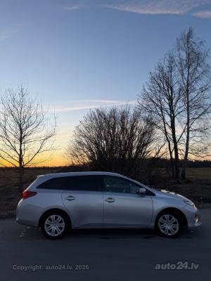 Grey Toyota Auris 2014 in Tallinn, with an engine capacity of 1.60 L and mileage of 213 thousand km for 7599 €, photo 3 on AUTOMOTO.COM.LV