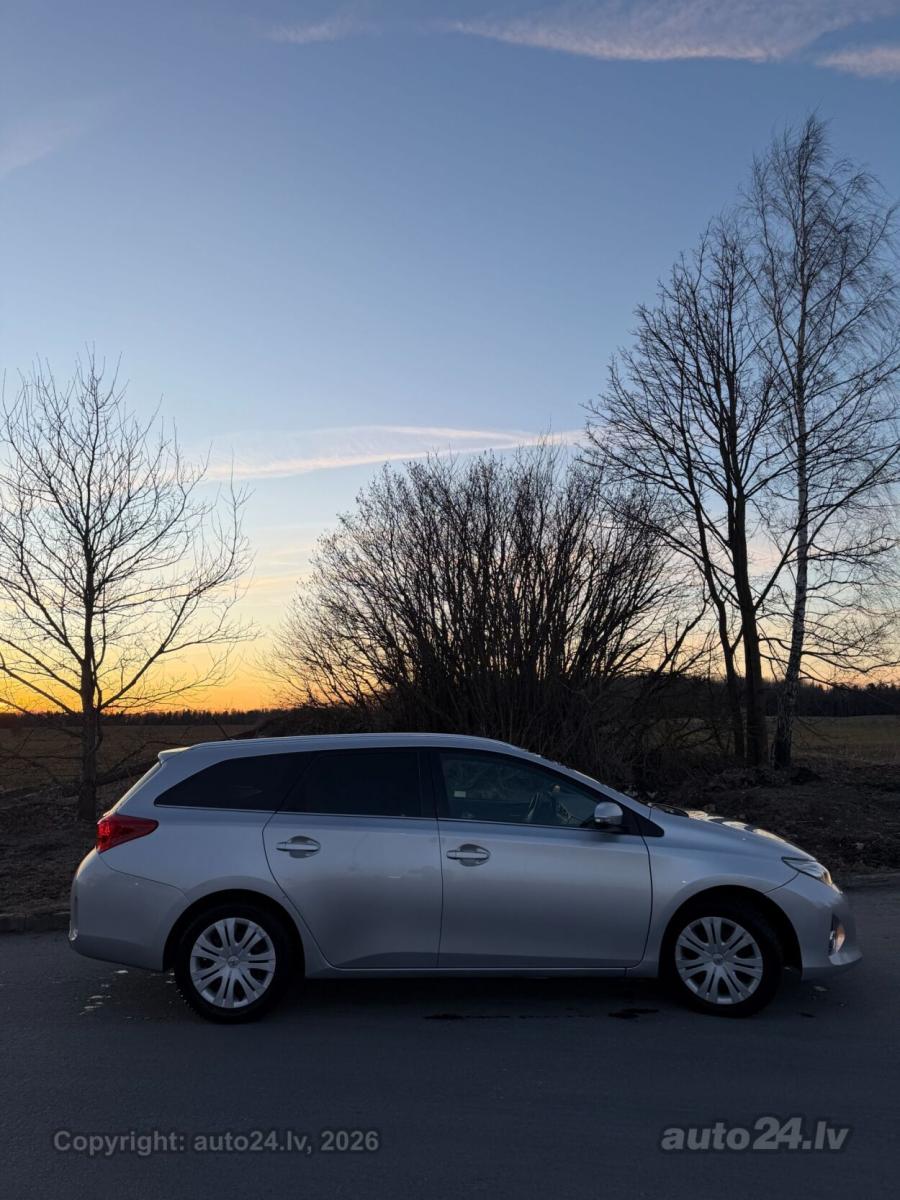 Grey Toyota Auris 2014 in Tallinn, with an engine capacity of 1.60 L and mileage of 213 thousand km for 7599 €, photo 3 on AUTOMOTO.COM.LV