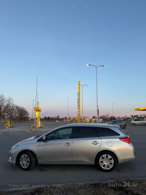 Grey Toyota Auris 2014 in Tallinn, with an engine capacity of 1.60 L and mileage of 213 thousand km for 7599 €, photo 4 on AUTOMOTO.COM.LV