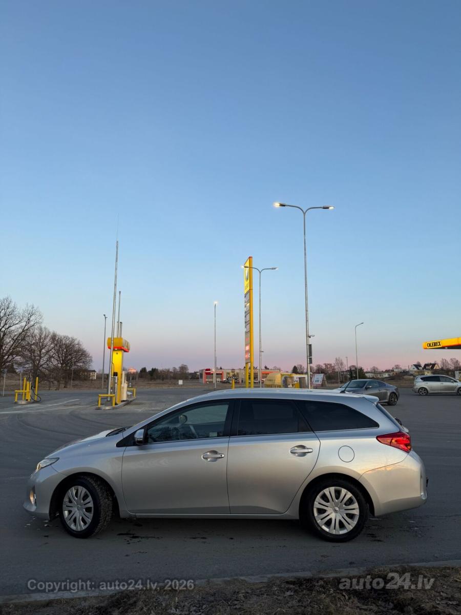 Grey Toyota Auris 2014 in Tallinn, with an engine capacity of 1.60 L and mileage of 213 thousand km for 7599 €, photo 4 on AUTOMOTO.COM.LV