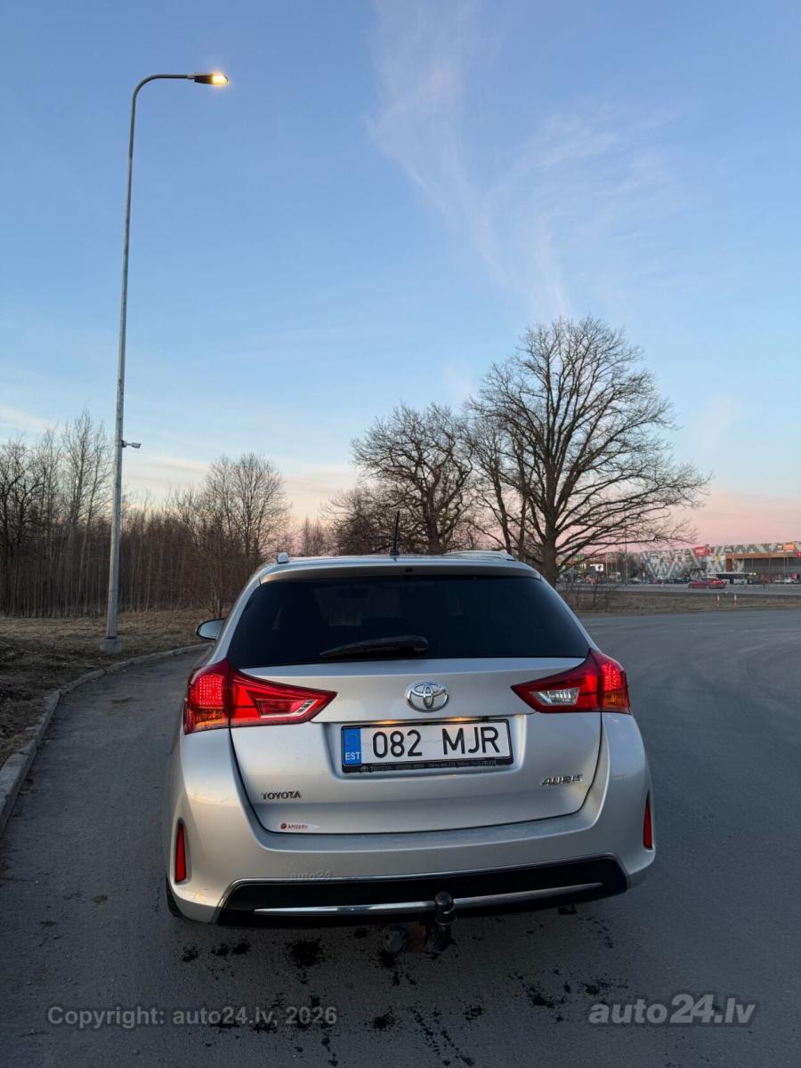 Grey Toyota Auris 2014 in Tallinn, with an engine capacity of 1.60 L and mileage of 213 thousand km for 7599 €, photo 5 on AUTOMOTO.COM.LV