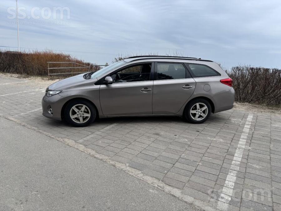 Pelēks Toyota Auris 2014 Jūrmala, ar dzinēja tilpumu 1.40 L un nobraukumu 195 tūkst. km par 5500 €, foto 3 vietnē AUTOMOTO.COM.LV